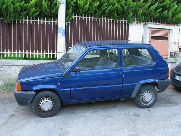 Ricerca di una Panda vecchio modello di colore blu – Antenna 3